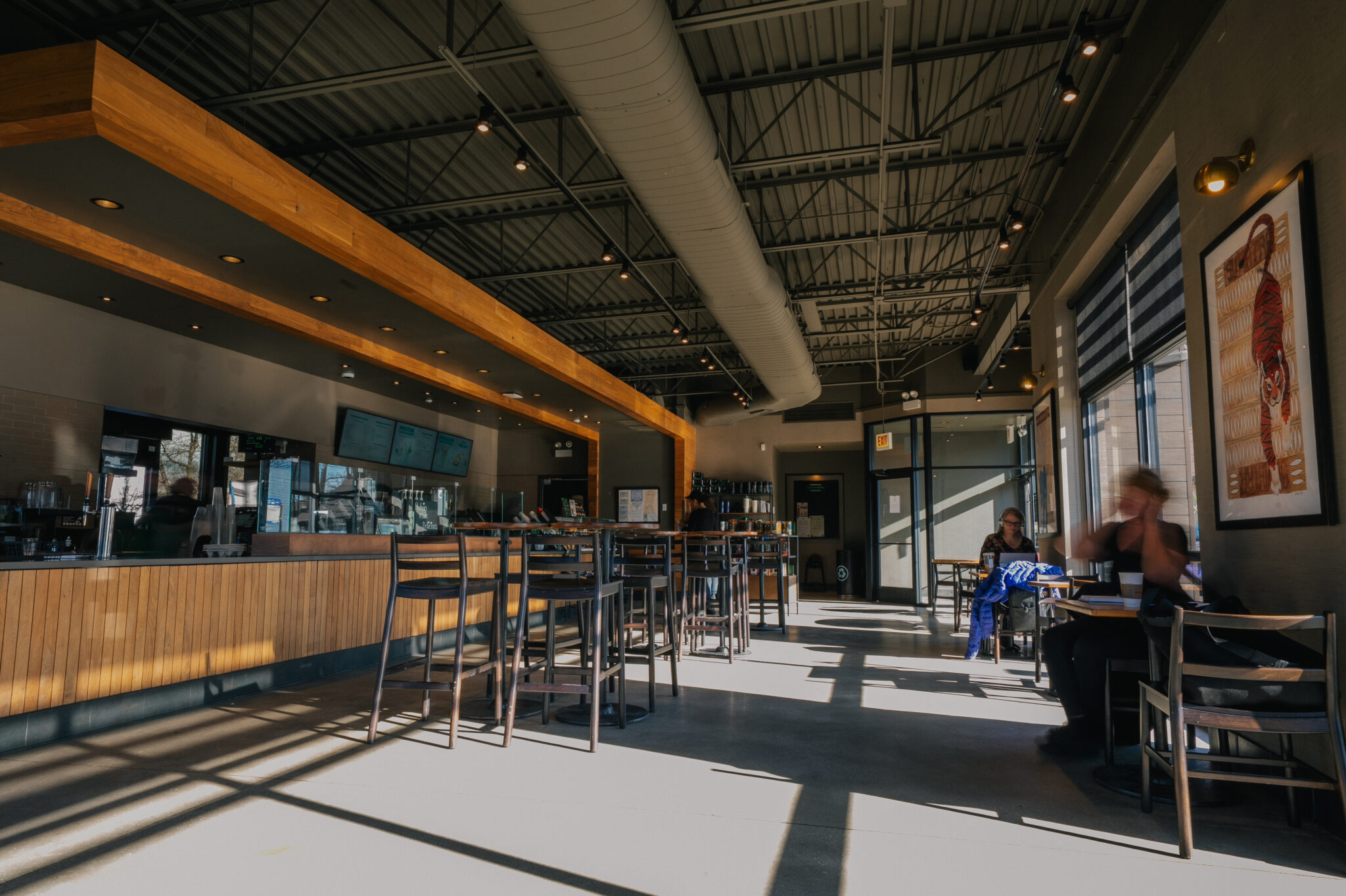 Inside Starbucks Chicago café makeover: Softer seating, local design ...