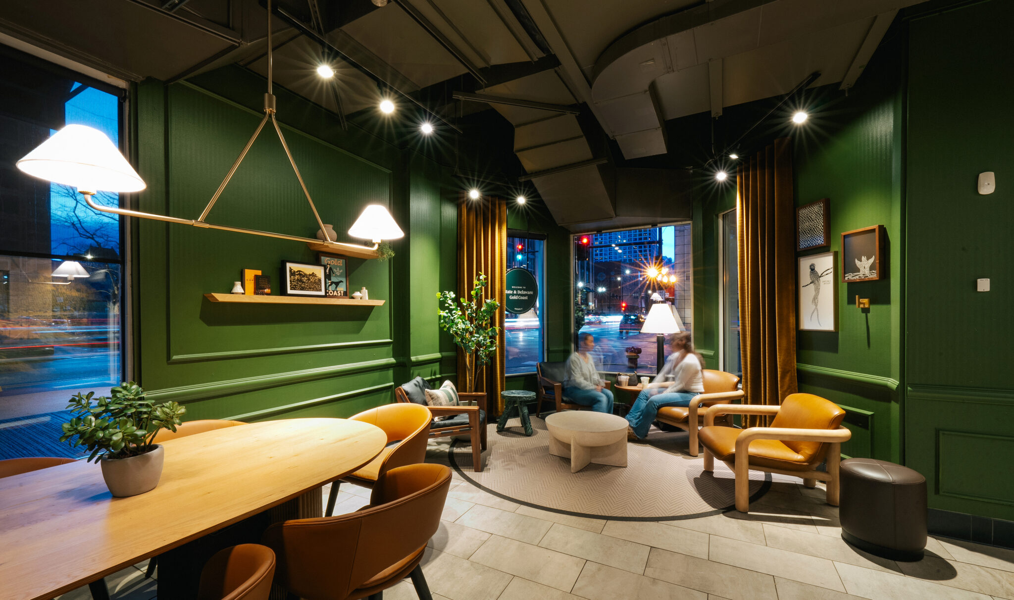 Inside Starbucks Chicago café makeover: Softer seating, local design ...