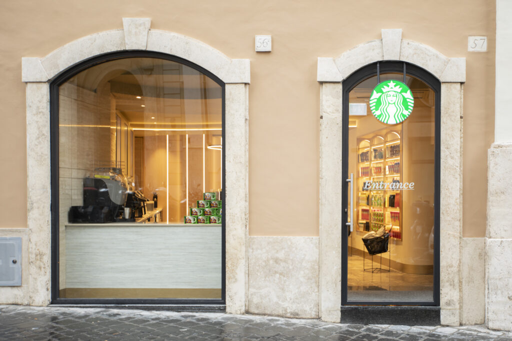 Buongiorno Roma! Starbucks opens its first store in the heart of the ...