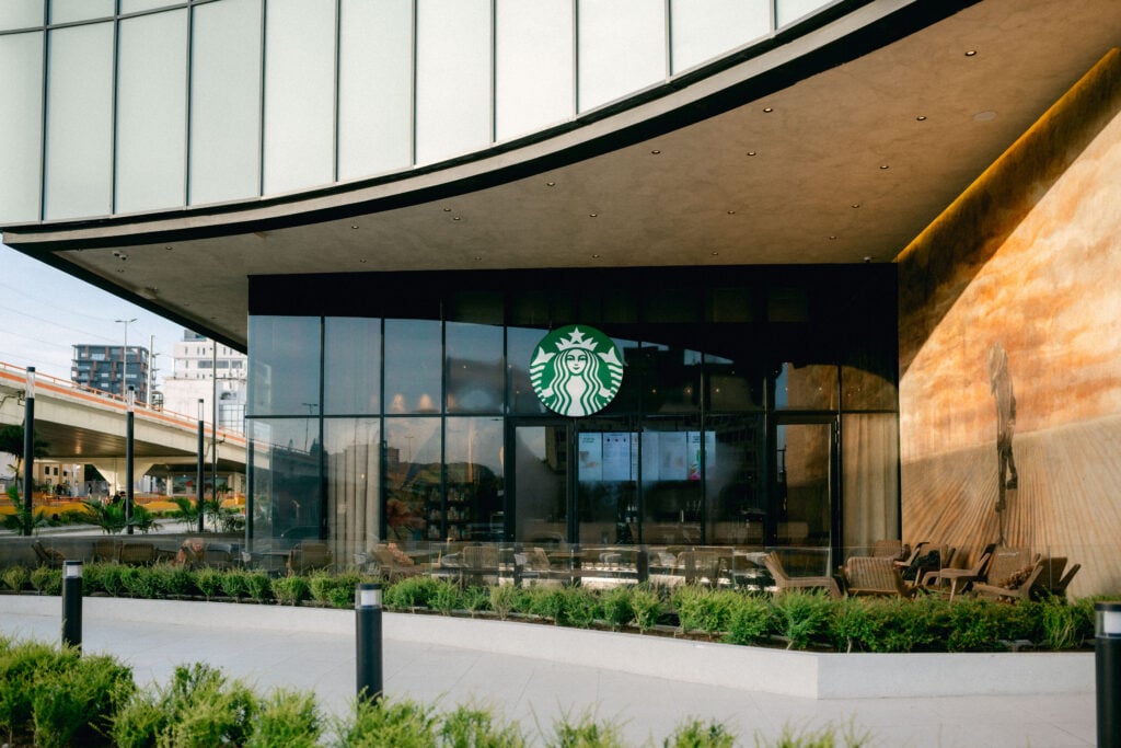 Starbucks expande su presencia en Perú con la apertura de su primera ...