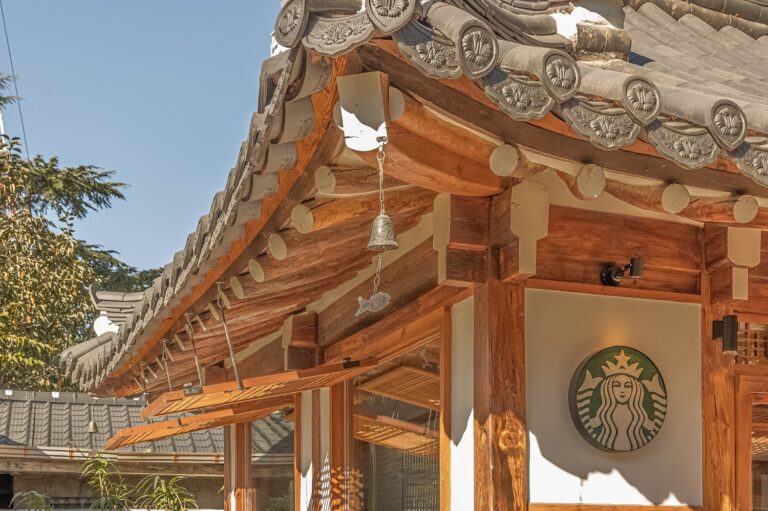 Starbucks Korea opens new store in historic wooden building : Starbucks ...